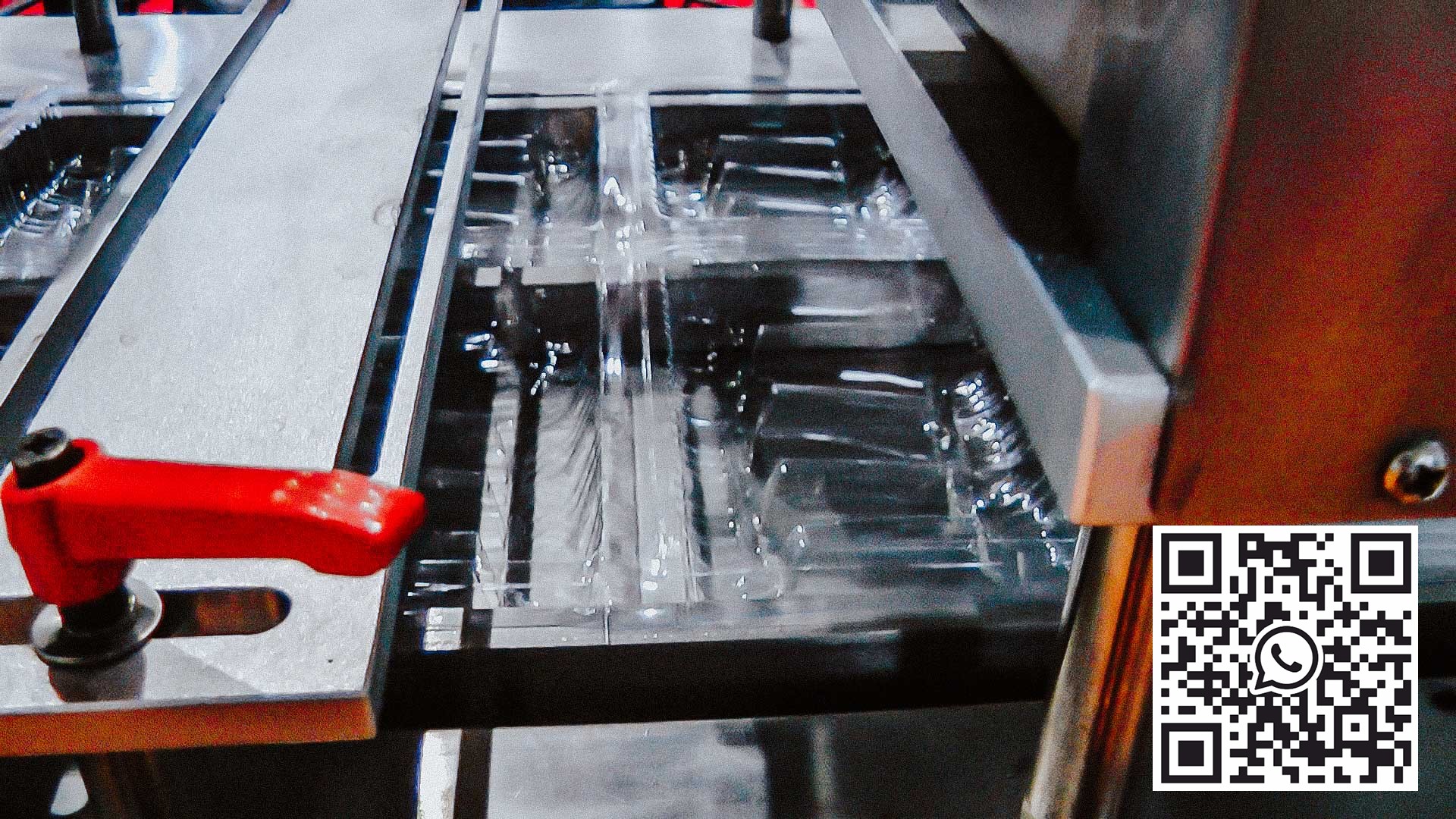 Máquina automática para a produção de bandejas de ferramentas em ...