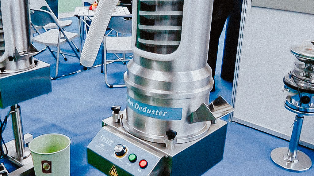 Pharmaceutical tablet dedusting machine for working with tablet rotary ...